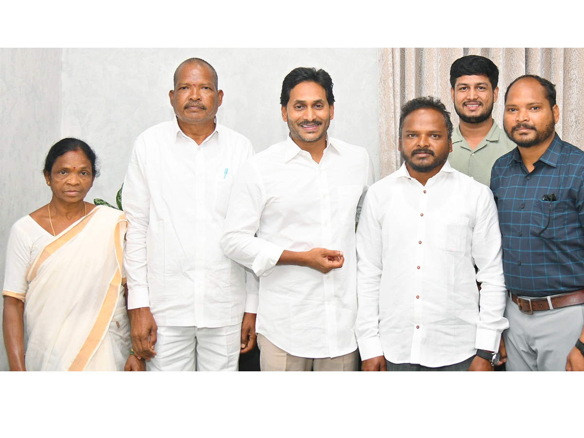 వైఎస్సార్‌సీపీ నేతలతో వైఎస్‌ జగన్‌ భేటీ (ఫొటోలు) | YS Jagan Meeting With YCP Leaders Photos | Sakshi